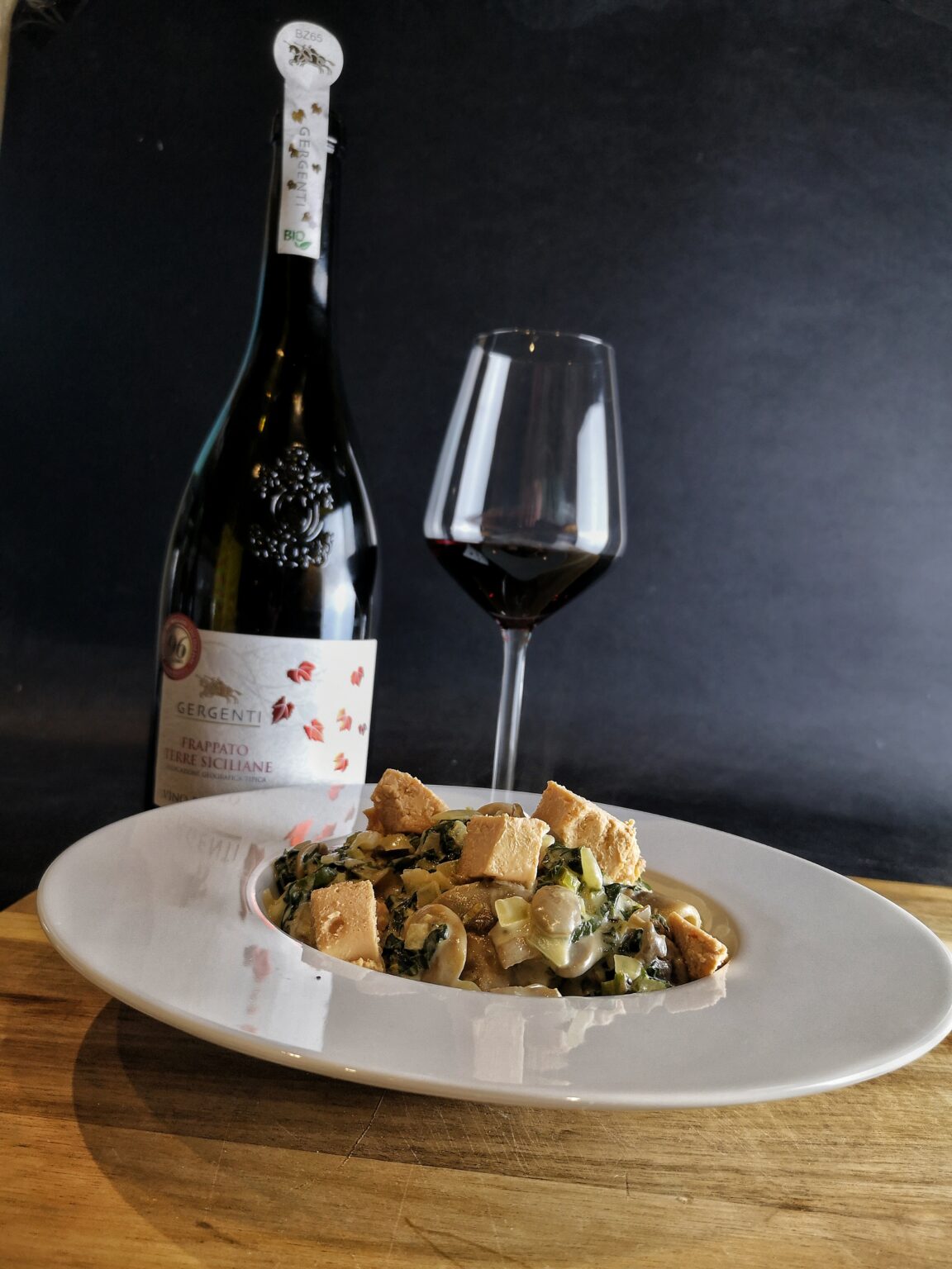 Raviolie gevuld met traag gegaarde rundernek, frisse champignonsaus en ...